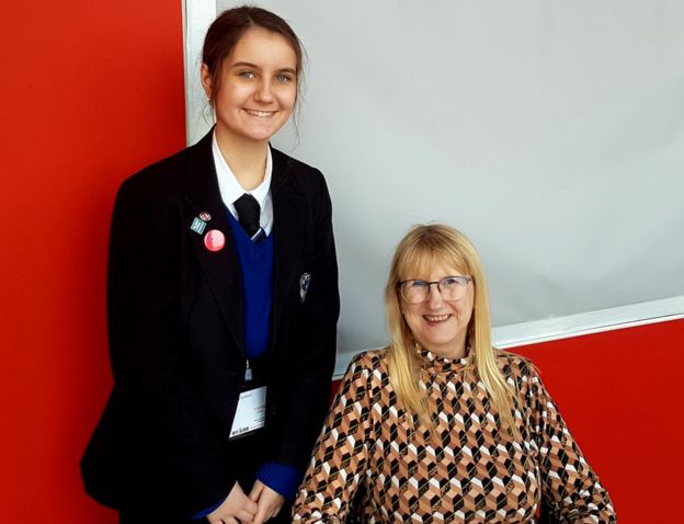 Stirling teenager lends sight to librarian who can't read - BBC News