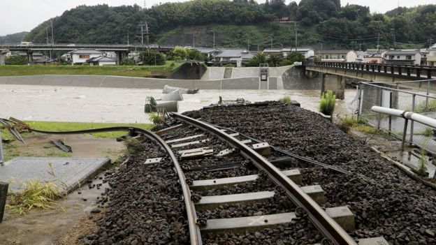 Hundreds of thousands leave homes after Japan floods - BBC News
