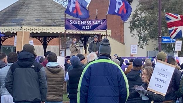 Skegness anti-asylum protest passes off peacefully - BBC News