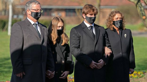 Tributes paid by Captain Sir Tom's family at funeral - BBC News