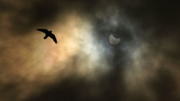In pictures: Solar eclipse as seen from the UK - BBC News