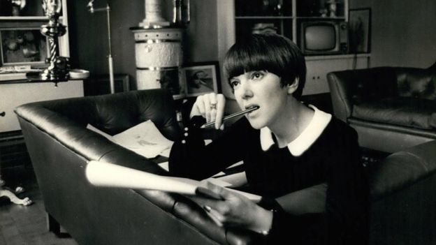 Mary Quant: The miniskirt pioneer who defined 60s fashion - BBC News