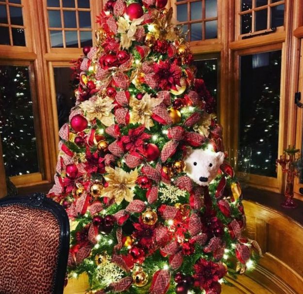 How do celebrities decorate their Christmas trees? - BBC News