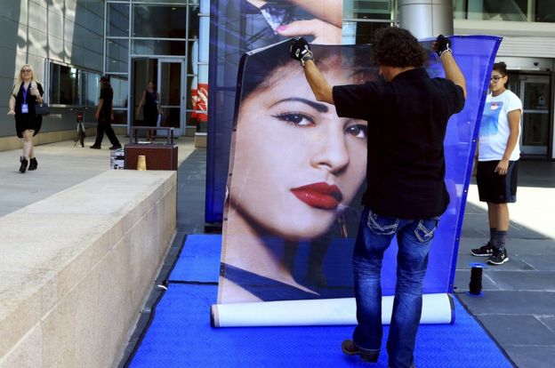 Selena Quintanilla: The tragic Latin pop icon who still inspires - BBC News