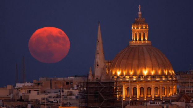 Sturgeon Moon: Supermoon pictures from around the world - BBC News