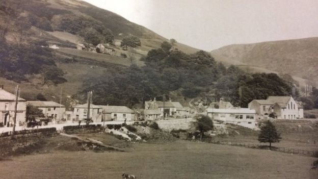 Ladybower Reservoir's low water levels reveal abandoned village - BBC News
