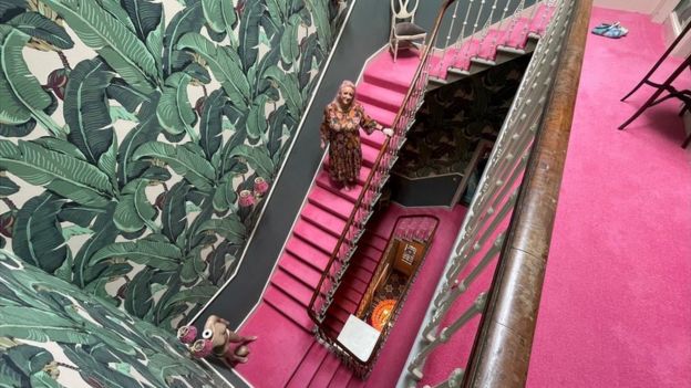 Edinburgh pink door woman sad after being forced to repaint - BBC News