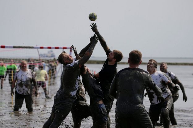 Germany Mud Olympics: Competitors get caked at annual event - BBC News
