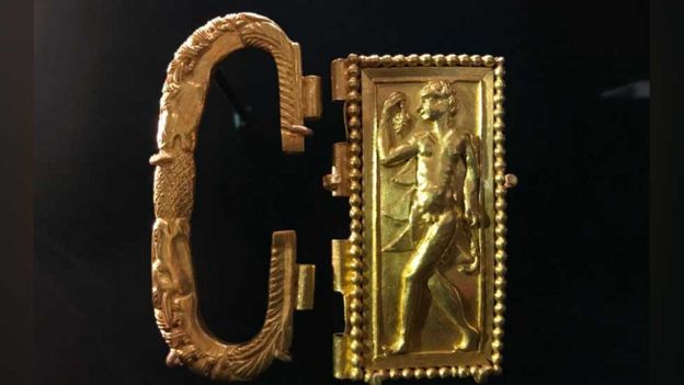 Largest Anglo-Saxon gold coin hoard found in Norfolk - BBC News