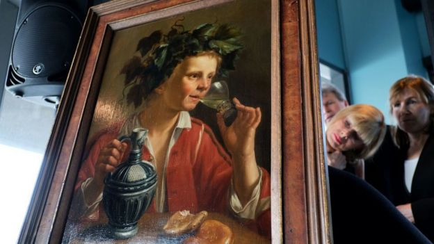 'We should give back art looted by the Nazis' - BBC News