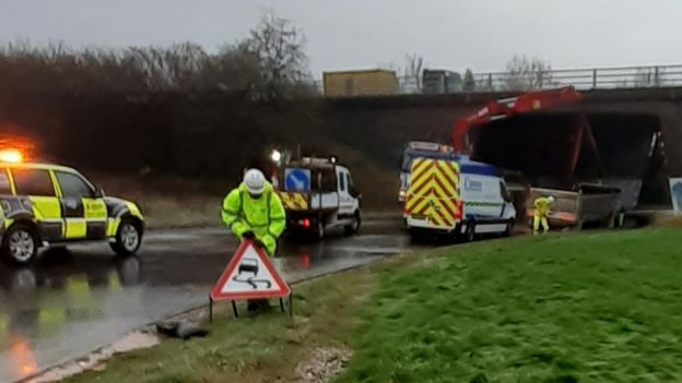 Truck wedged under A30 bridge near Exeter is removed - BBC News