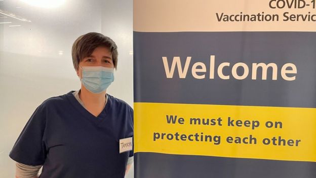 Covid: Thousands of vaccinators get permanent NHS roles - BBC News