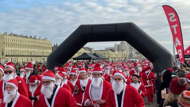 Brighton Santa Dash: Hundreds take part in seafront 5K run - BBC News