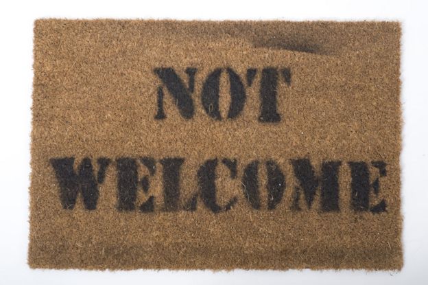 World refugee day: Teen refugees' art put on display - BBC News