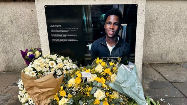 Folajimi-Olubumni Adewole: Plaque unveiled for Thames hero - BBC News