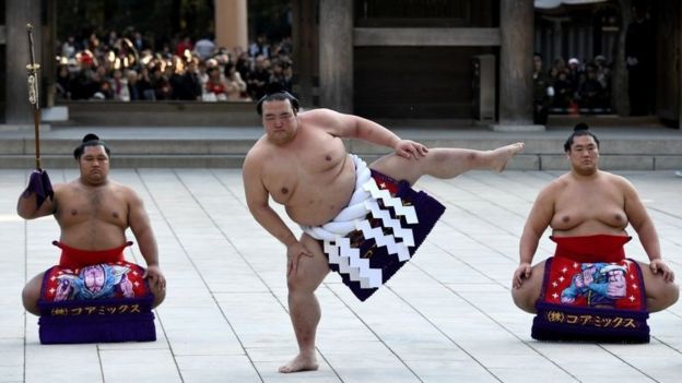 Walikota protes larangan perempuan masuk arena sumo - BBC News Indonesia