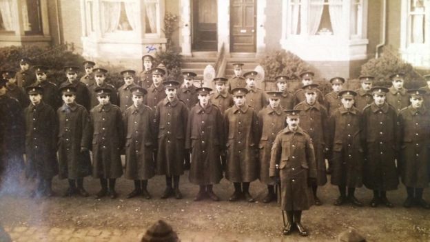 'Most decorated' WW1 medic gets headstone after 95 years - BBC News