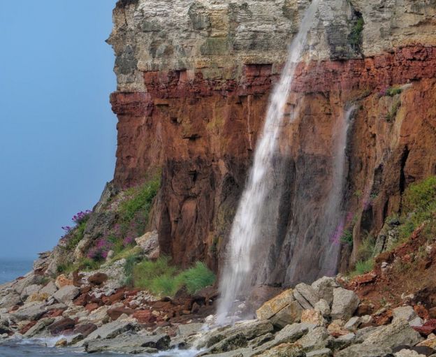 Hunstanton clifftop waterfall photographed after storm - BBC News