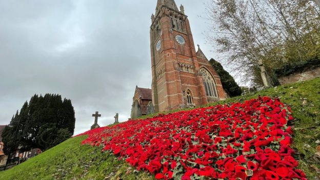 In pictures: Poppy displays across southern England - BBC News