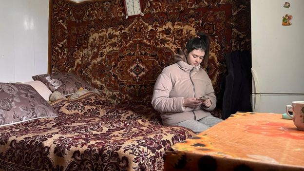 Ukraine war: Two generations share bed after Russian strikes - BBC News