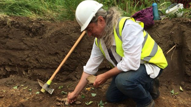 'Only complete' 1,700-year-old Roman egg at Aylesbury dig - BBC News