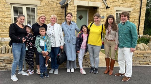 Russian patient offers to house Ukrainian doctor in Fairford - BBC News