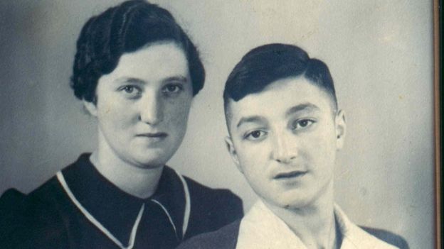 Holocaust survivor Bernard Grunberg buried near family tribute - BBC News