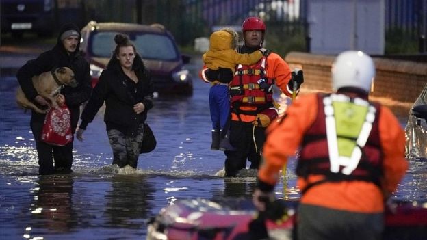 England flooding: River warnings and rail delays continue - BBC News