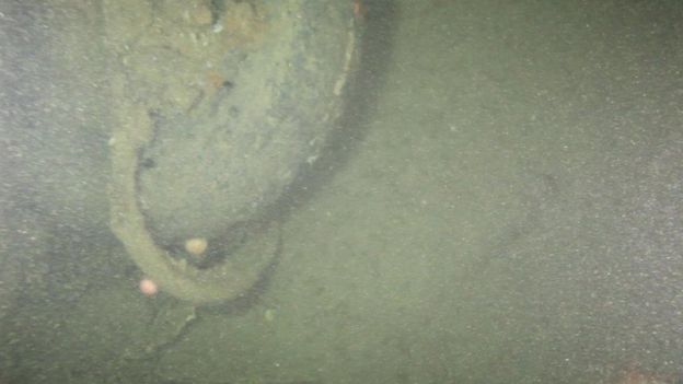 'WW2 bomber's remains' found in North Sea - BBC News