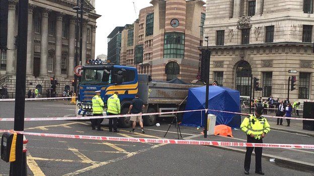 London cyclist killed in collision with lorry at Bank junction - BBC News