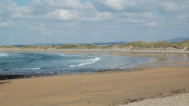 Green light for Trump's Irish wall at Doonbeg - BBC News