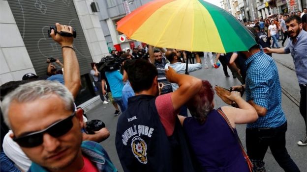 Hande Kader: Outcry in Turkey over transgender woman's murder - BBC News