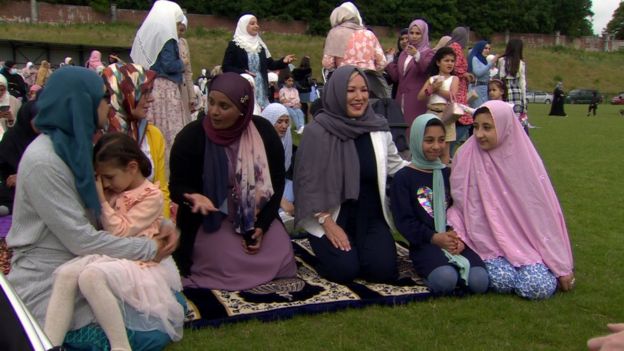 Eid al-Adha: Muslims across Ireland take part in celebration - BBC News