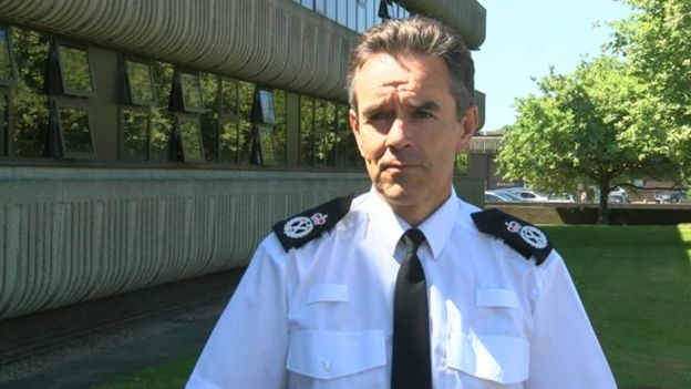 Lincolnshire Police to recruit more than 100 officers - BBC News