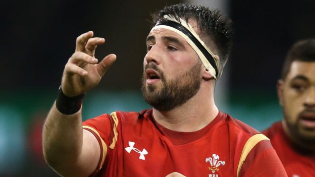 Tiger shot in Paris after roaming streets - BBC News