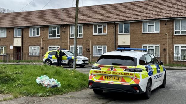 Cardiff: Three women arrested on suspicion of man's murder - BBC News