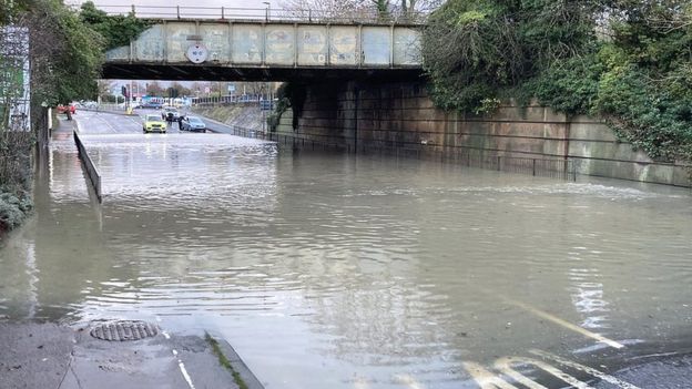 Bristol: Burst water mains cause traffic problems - BBC News