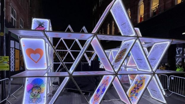 Leeds Light Night: City lit up in 'playful' light spectacle - BBC News