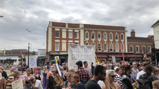 Police officers injured in Worcester protests - BBC News