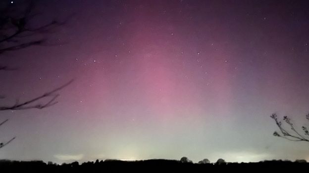 Northern Lights display dazzles West Midlands sky watchers - BBC News