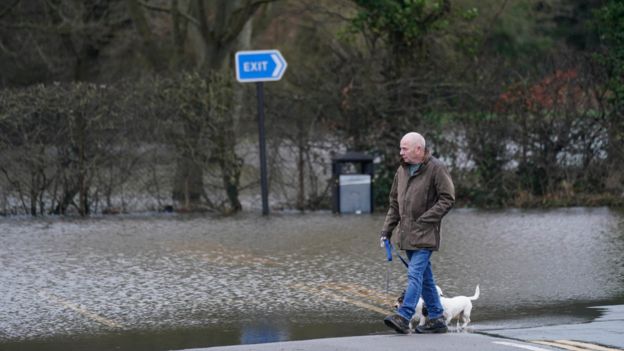 More flood barriers erected along Severn amid high river levels - BBC News