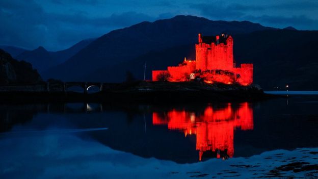 In Pictures: Scottish landmarks turn red for Armistice - BBC News