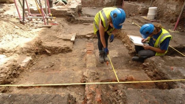 Theatre where Hamlet first performed given listed status - BBC News