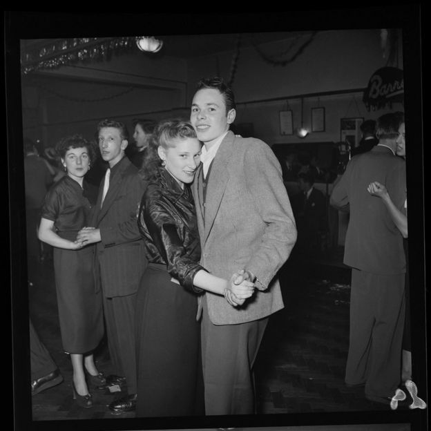 A thousand unknown faces in a trove of Hackney pictures - BBC News