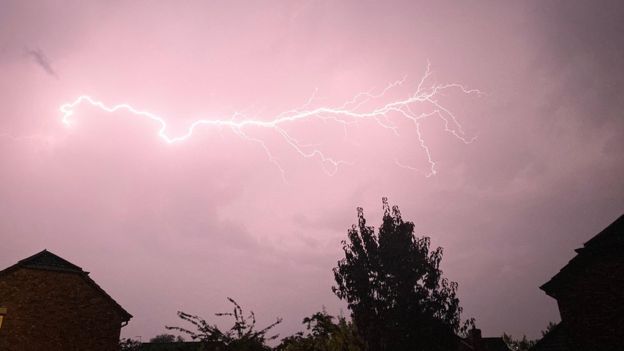 Lightning pictures: Spectacular storms light up England skies - BBC News