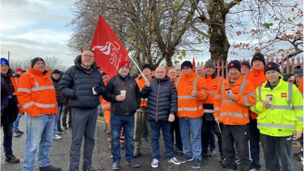 Wirral bin worker strike called off after pay offer accepted - BBC News