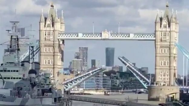 Tower Bridge stuck open, causing traffic chaos - BBC News