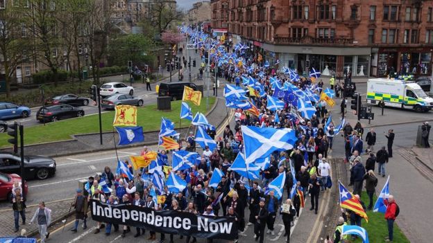 Thousands take part in independence march - BBC News