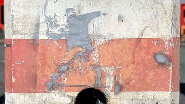 Banksy artwork stolen from central Paris - BBC News