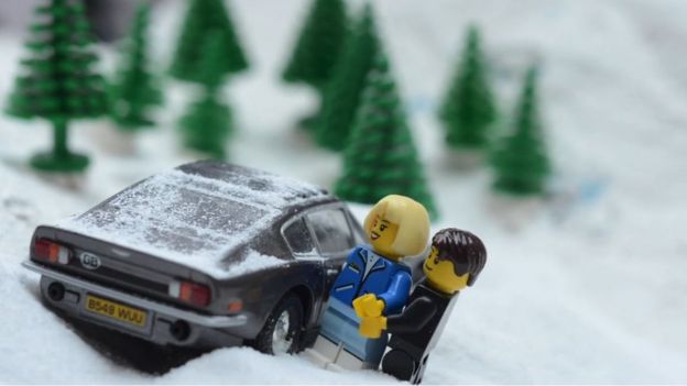 Coronavirus: Lego used to explain social distancing to children - BBC News